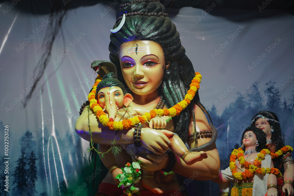 Lord Shiva with Ganesha, Hindu deity Shiva statue, Shiva holding baby ...