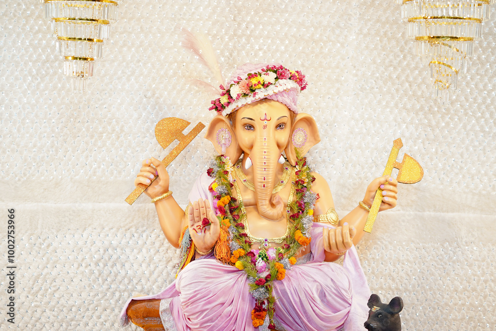 Foto de Lord Ganesha idol with floral crown and axe, Ganesha statue in ...