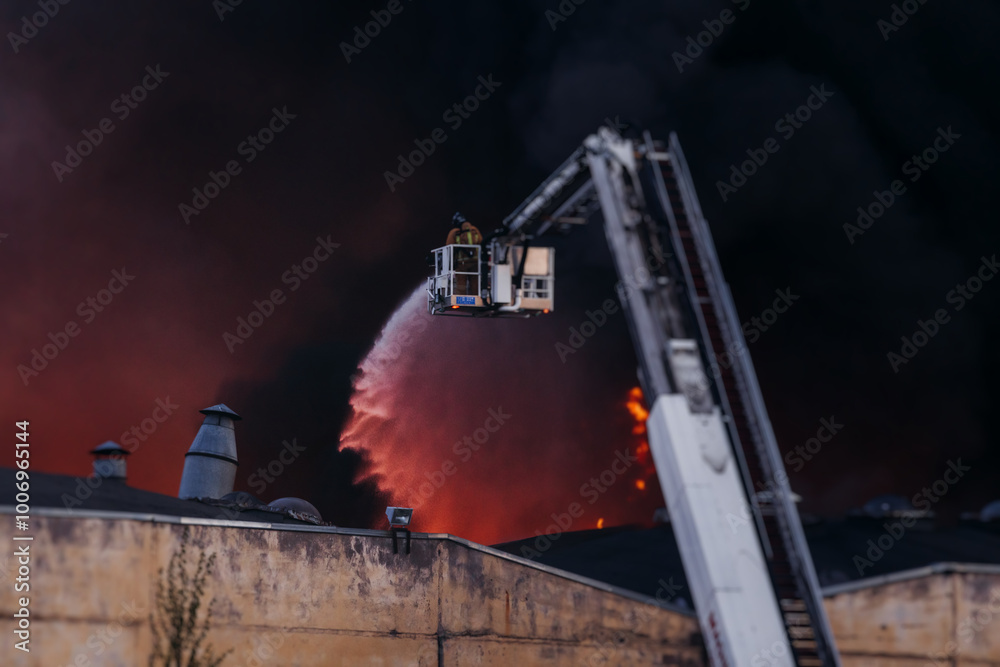 Firefighters use telescopic tower during massive large blaze fire ...