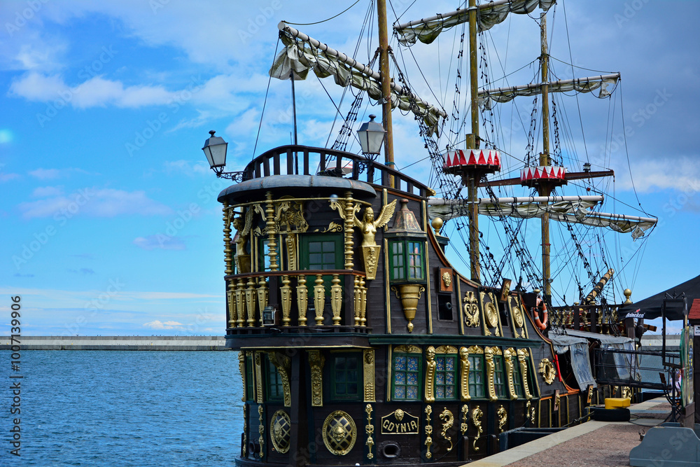 drewniany statek turystyczny ze złotymi dekoracjami, stylizowany ...