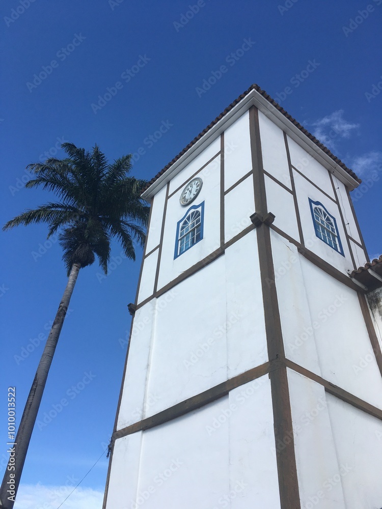 Paisagem histórica de Pirenópolis, Goiás, Brasil, com uma torre de ...
