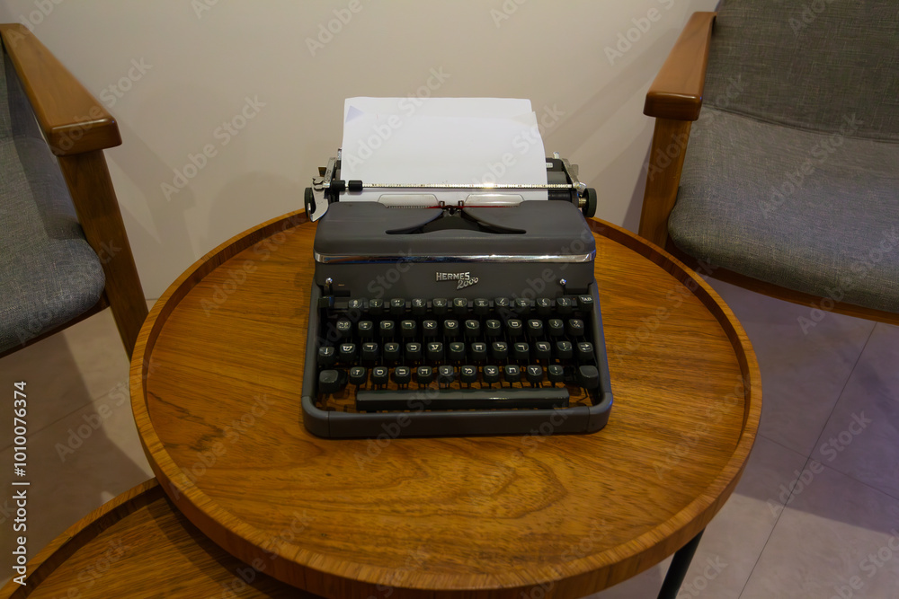 Máquina de escrever Hermes 2000 com teclado hebraico - SÃO PAULO, SP ...