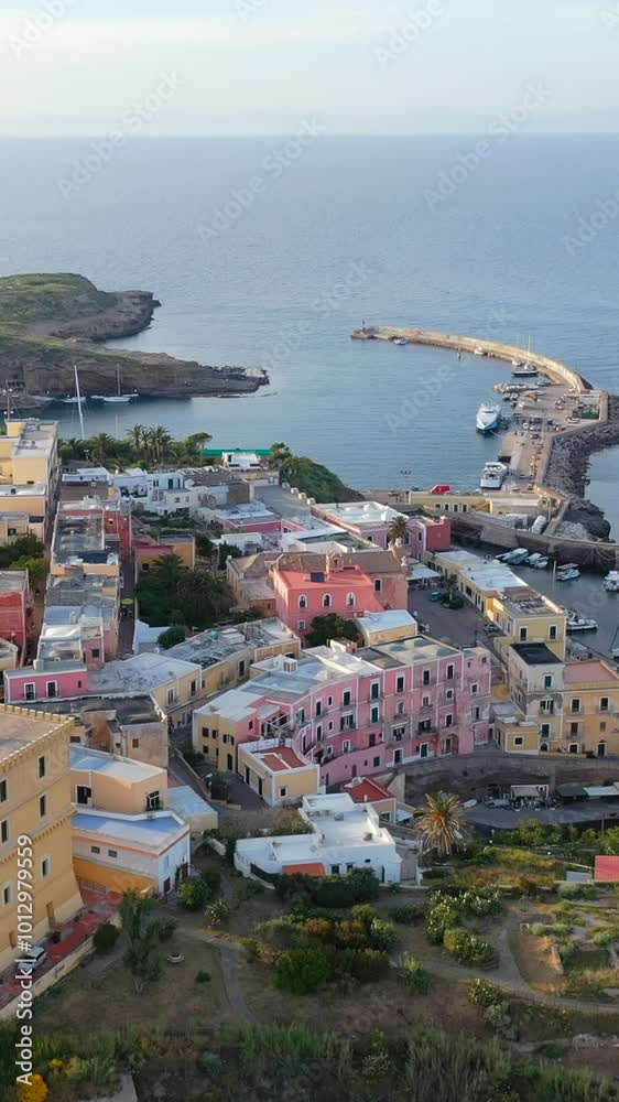 L'isola di Ventotene. Lazio, Italia. Vista aerea della costa e della ...