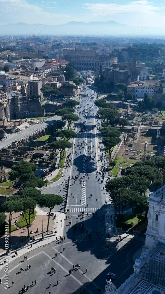 Via dei Fori Imperiali gremita di turisti in visita a Roma, Italia ...