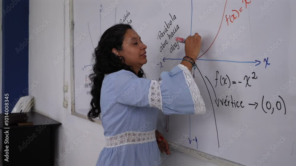 Profe matematicas explicando ecuaciones en un aula de clase de ...