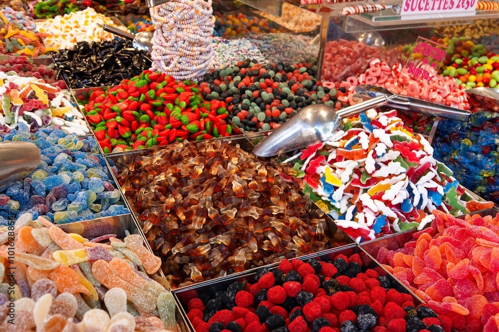 Des bonbons colorés de toutes sortes sur un stand de marché Stock Photo ...