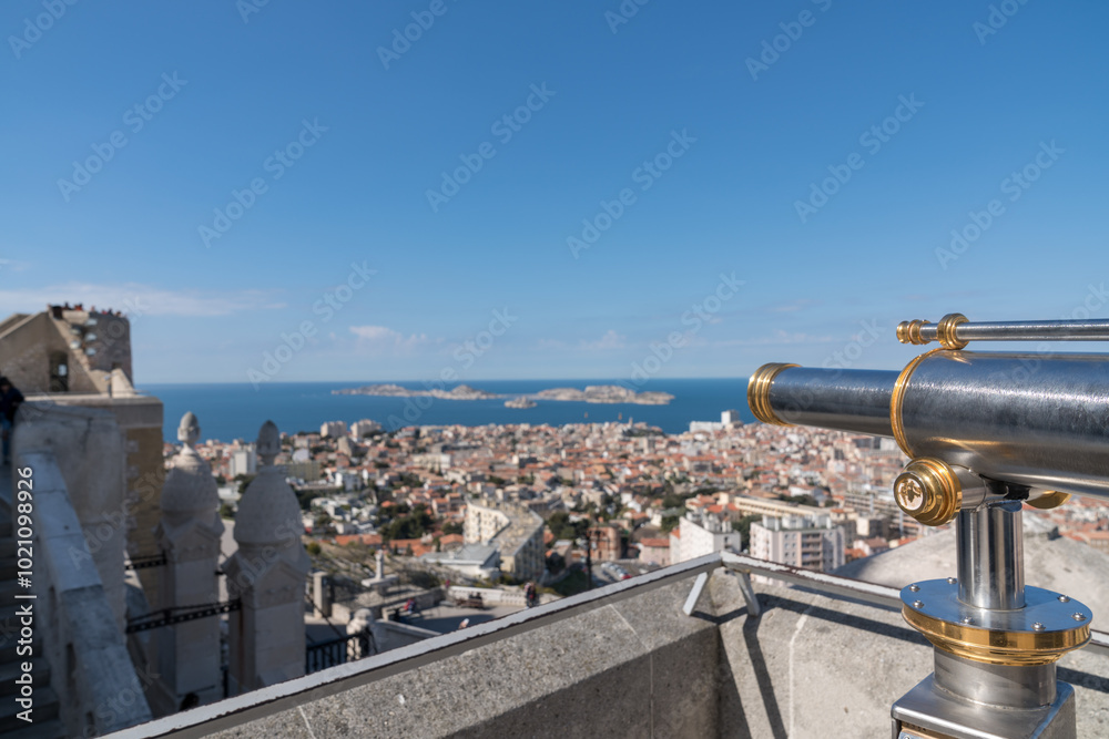 Poster Longue vue sur la rade de Marseille et les îles du Frioul depuis ...