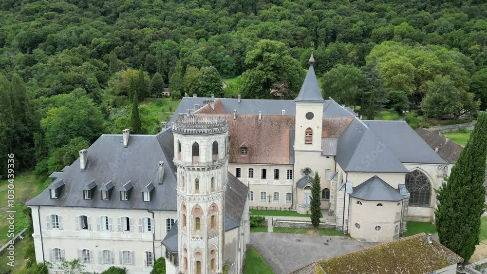 Vue aérienne panoramique de monastère, l’Abbaye d'Hautecombe en bord de lac du Bourget, France ...