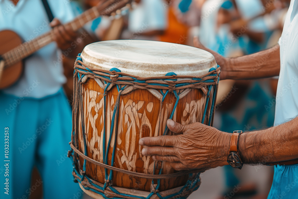 Primer plano de manos tocando un tambor en las Fiestas Patrias, con el ...