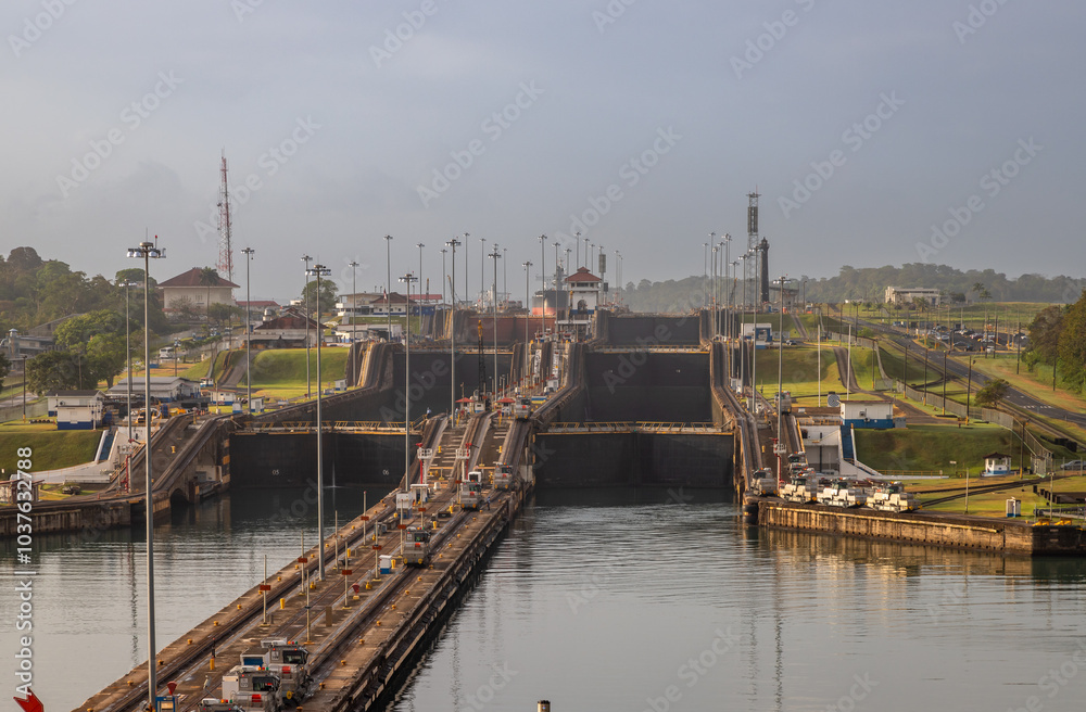 Exposure of the Gatun Locks while entering them, coming from the ...