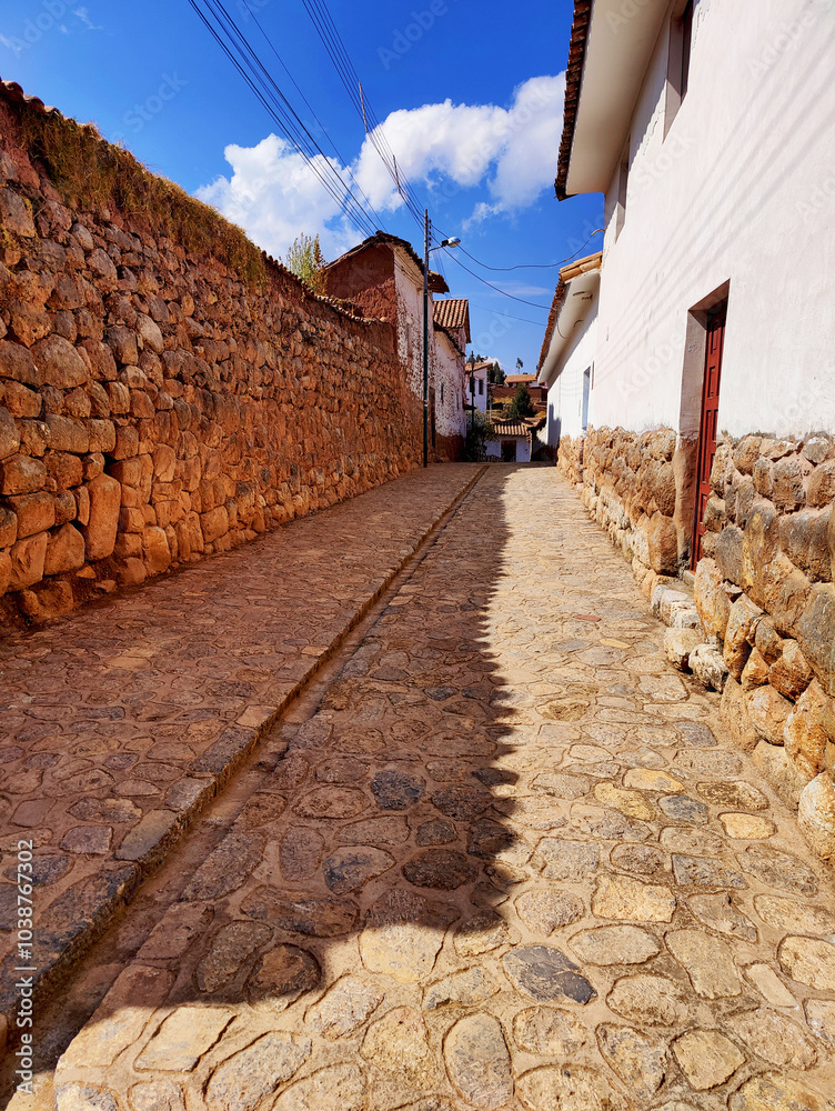 Póster Vista de una calle empedrada en un pueblo andino, con muros de ...