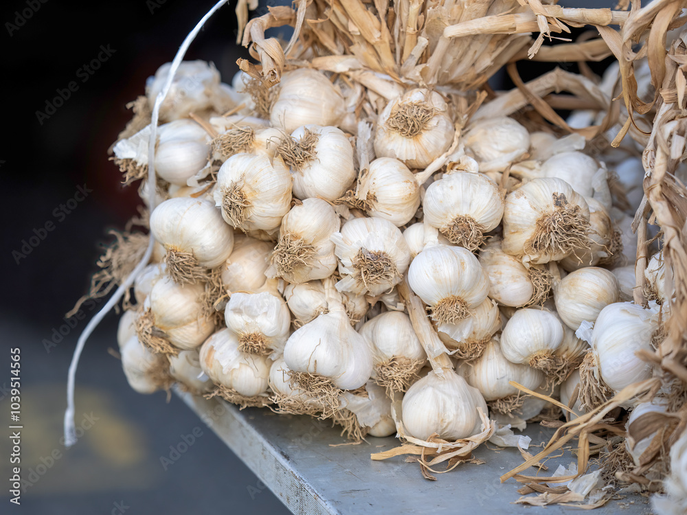 White garlic pile texture. Fresh garlic on market table closeup photo ...
