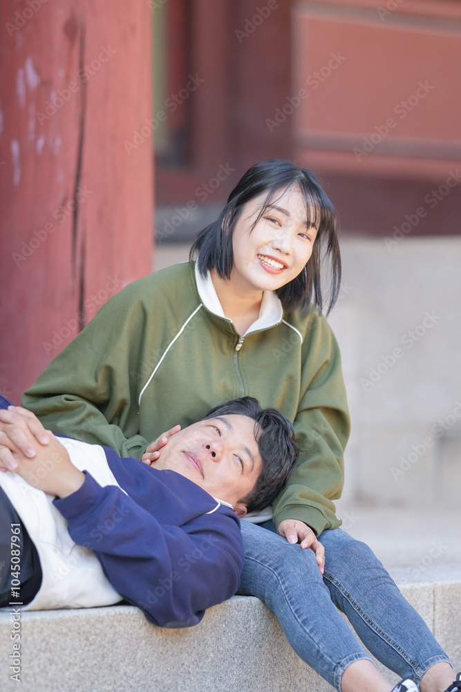 A sporty Korean couple, a man in his 30s and a woman in her 20s ...