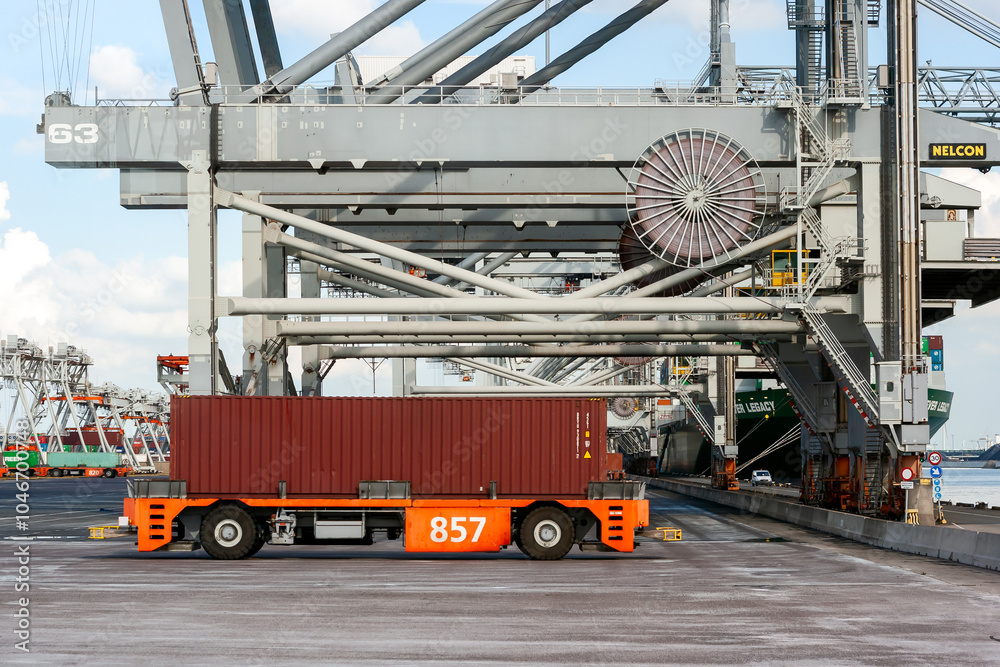 VDL Automated guided vehicle transporting a shipping container to a ...