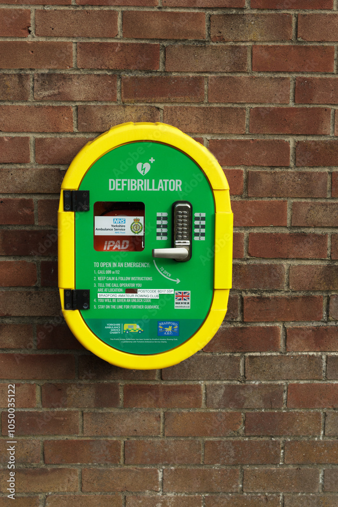 Foto de life saving defibrillator on a wall with instructions ready to ...