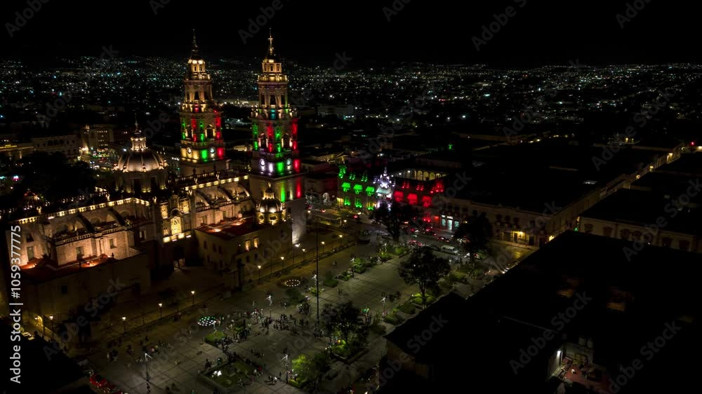 Catedral de Morelia en mes patrio con los colores de la bandera de ...