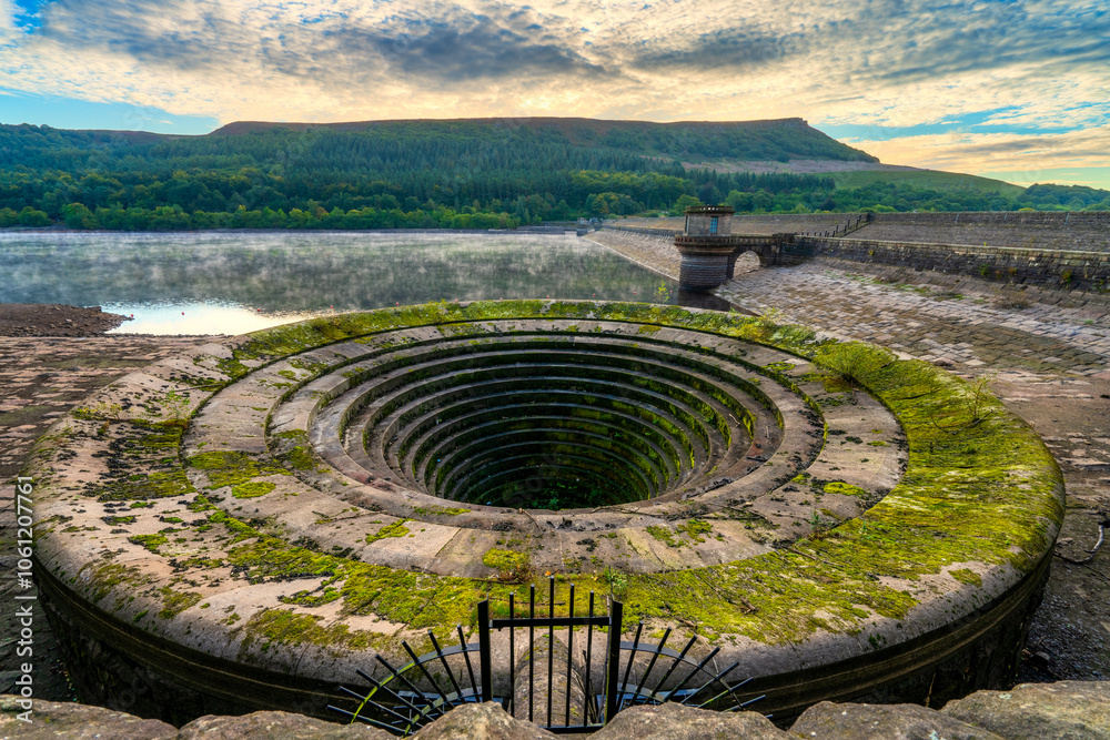 Ladybower reservoir dam wall and bellmouth spillway at sunrise, Peak ...