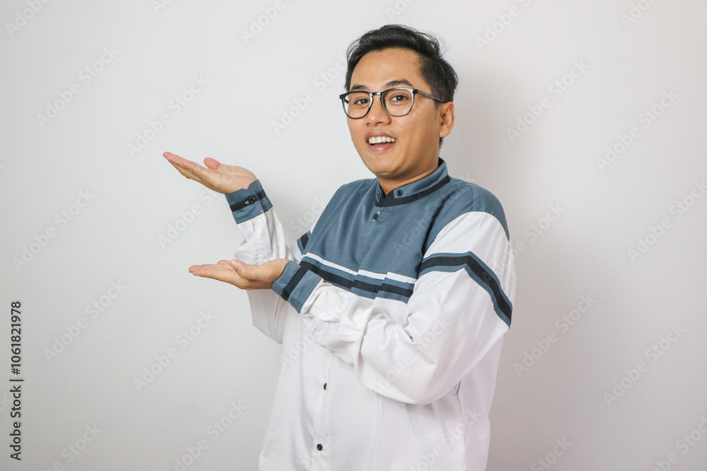 Smiling friendly handsome young Asian Muslim man in Arabic costume ...