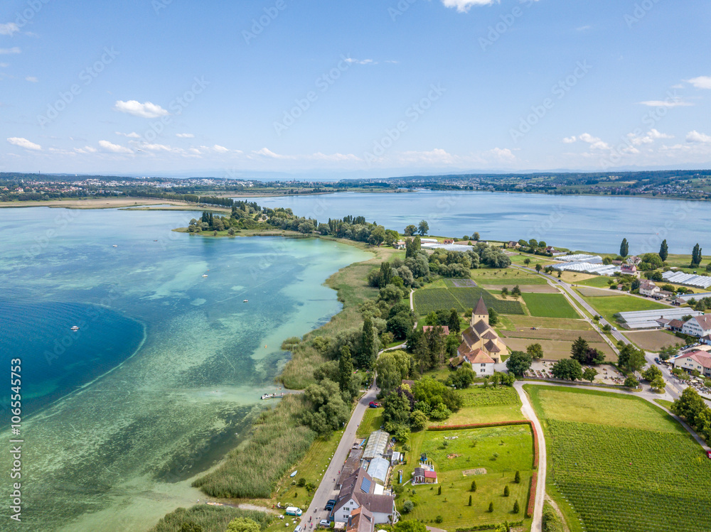 Luftaufnahme der Insel Reichenau mit der historischen Kirche St. Georg ...
