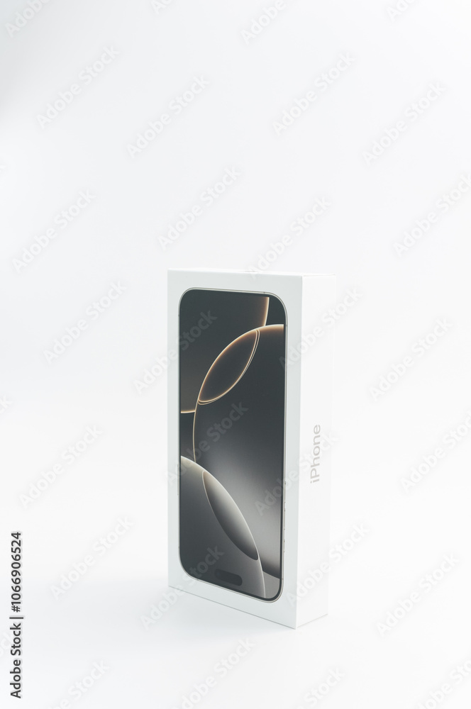 immagine primo piano di confezione iPhone 16 Pro Max di Apple su ...
