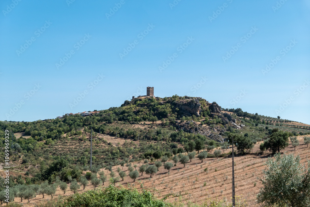 Vista panorâmica sobre a torre do Castelo de Penas Róias no alto da ...