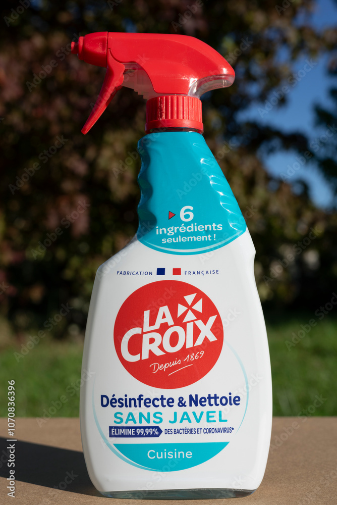 Flacon de spray sans javel de la marque La Croix du groupe Colgate ...
