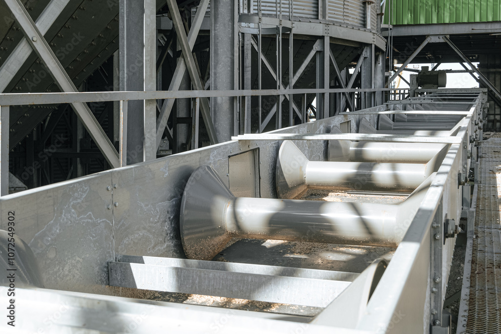 Metal construction belt conveyor with full compaction is used for ...