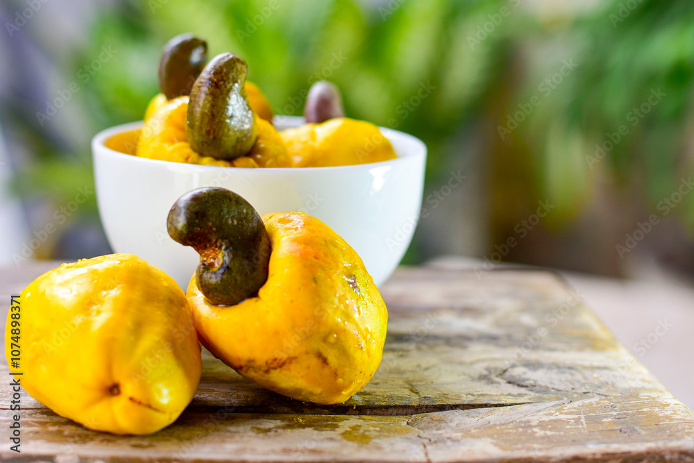 O que entendemos popularmente como "caju" se constitui de duas partes ...