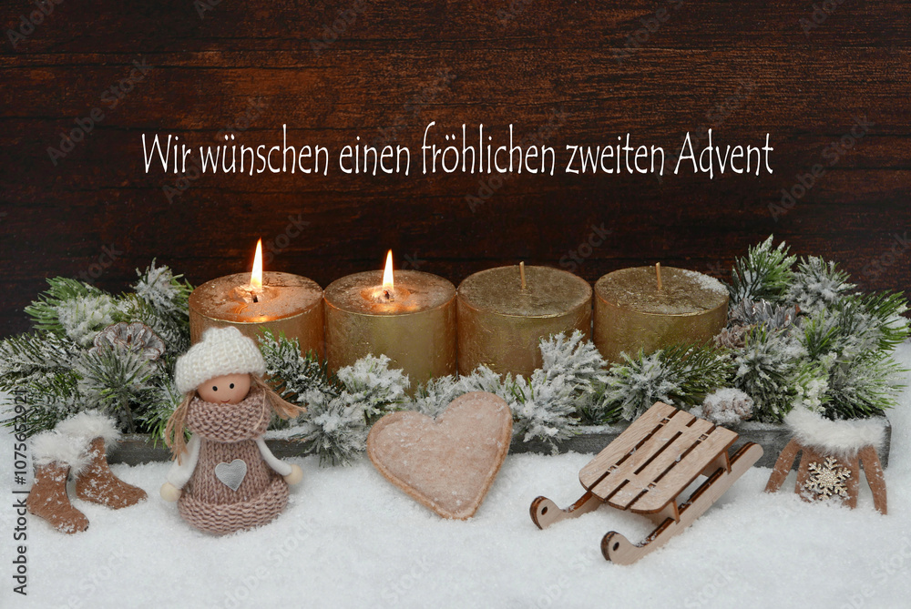 Dekoration zum zweiten Advent: Adventskranz mit goldenen Kerzen und dem ...