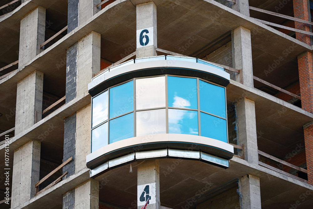 Foto de Installation of unitized curtain wall system, building ...