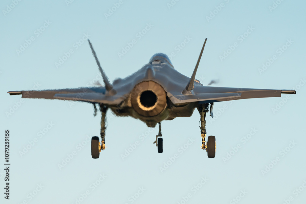 Foto de The back of a Lockheed Martin F-35 Lightning II fifth generation multirole fighter jet ...