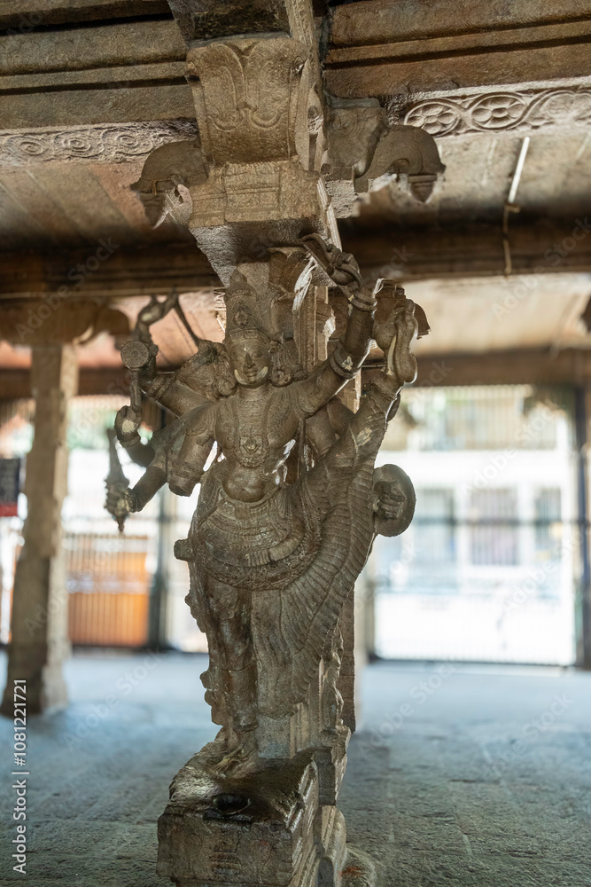 Le statue sur le palier devant Temple , Kallalagar Alagar Kovil, près ...