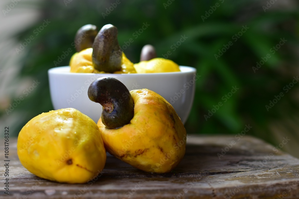 O caju é muitas vezes tido como o fruto do cajueiro quando, na verdade ...