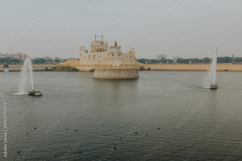 Foto de Beautiful images of Lakhota Lake and the historic Lakhota ...