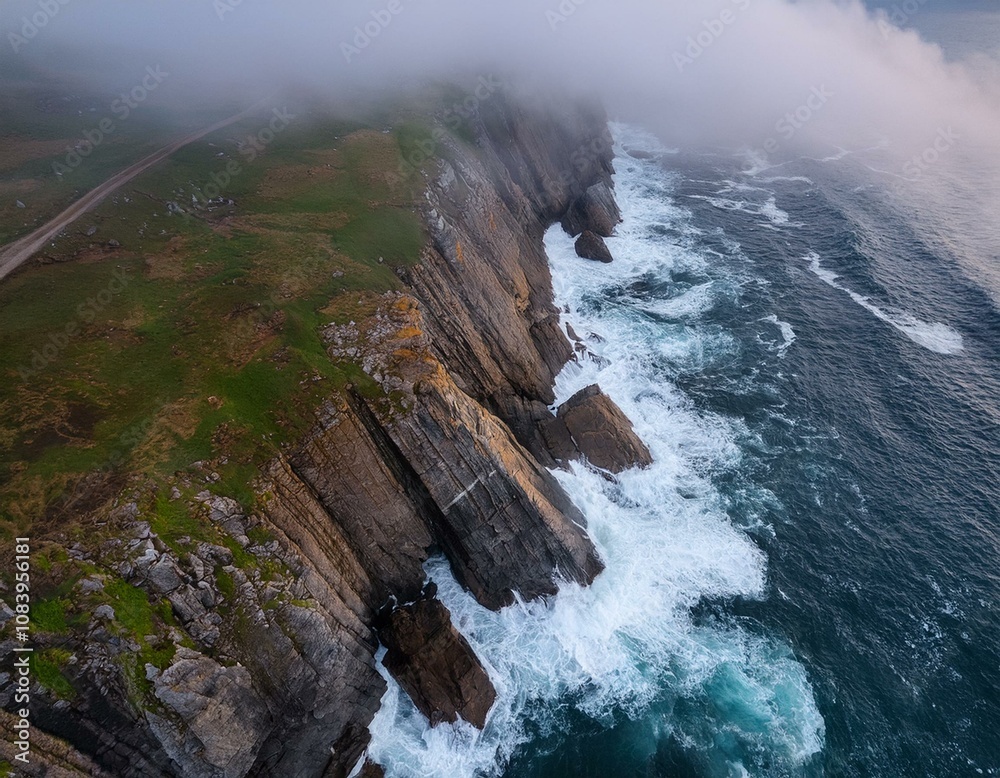 Vista aerea de una cantilado, con el mar rompiendo en un día nublado Stock Photo | Adobe Stock