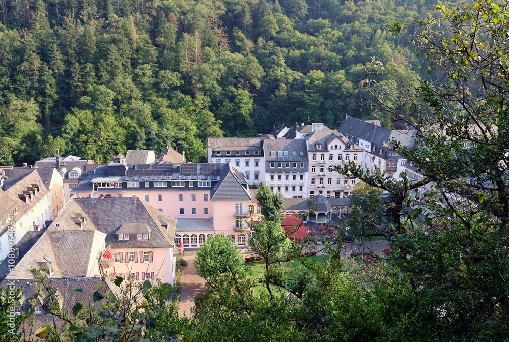 Der Kurort Bad Bertrich mit Blick auf den Kurgarten im Landkreis Cochem ...