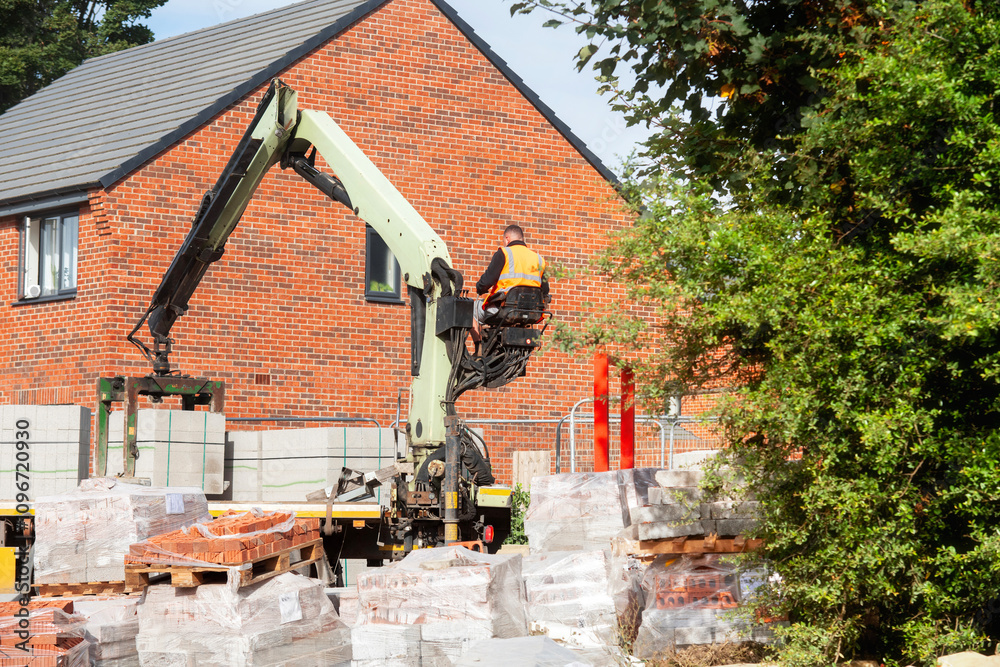 Delivery driver uses mobile crane to lift bricks and blocks off HIAB ...