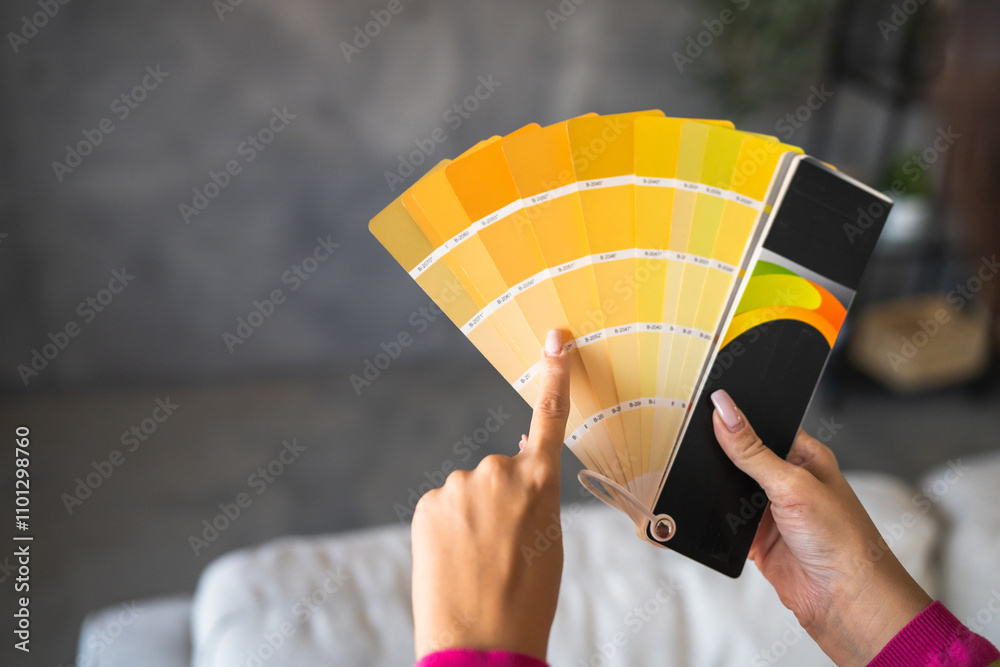 Poster Back view of unknown woman hold yellow color palette at home ...
