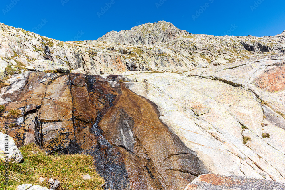 Photo Montaña rocosa con formaciones geológicas, parte húmeda y cielo ...