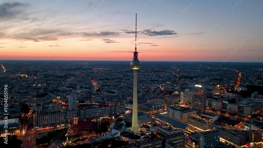Foto de Aerial video shows a vibrant cityscape with a majestic tower ...