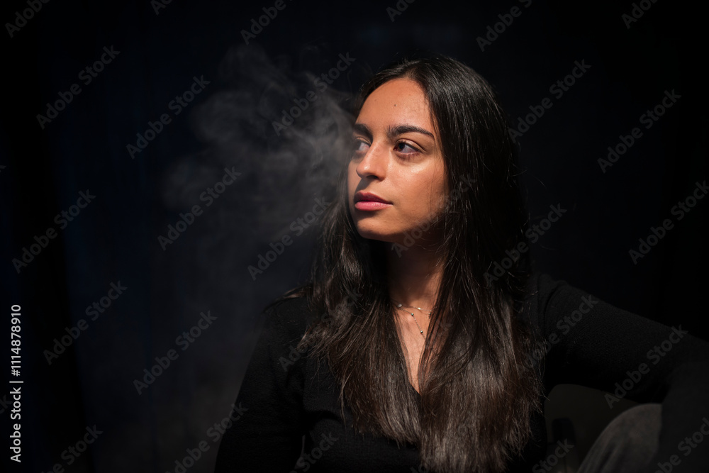 mujer morena 21 años españa fumando fotos estudio 2024 fotos con humo ...