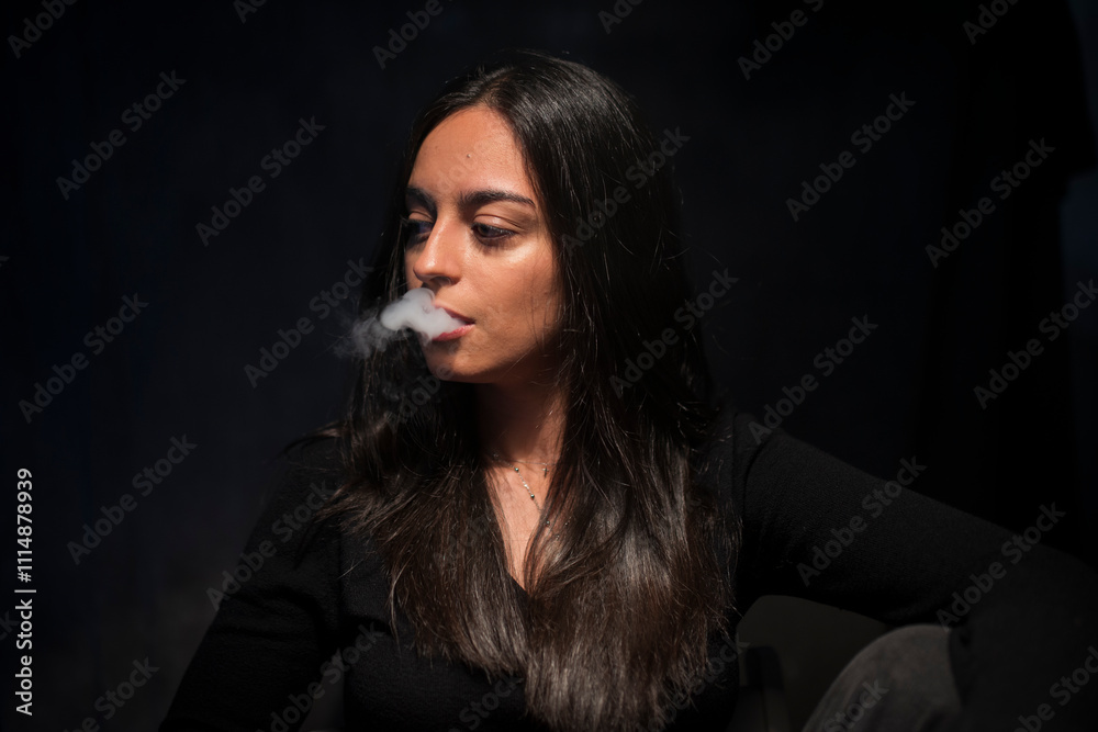 mujer morena 21 años españa fumando fotos estudio 2024 fotos con humo ...