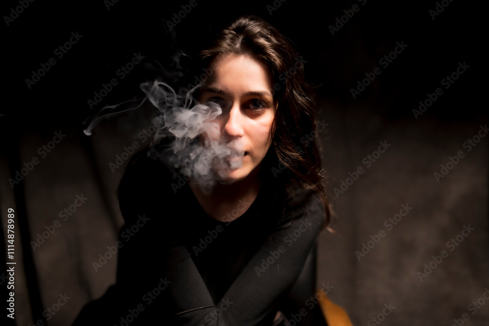 modelo española morena fotos con humo de tabaco fumando 2024 Spanish ...