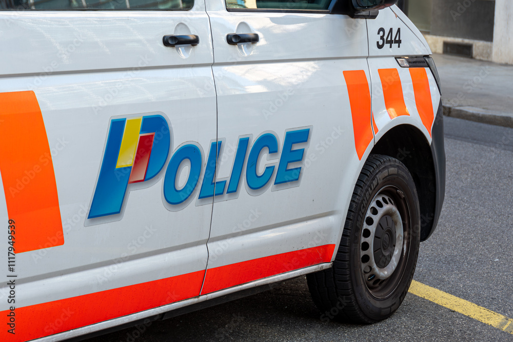 Genève, Suisse - 15 novembre 2024: Gros plan d'un marquage "Police" sur ...