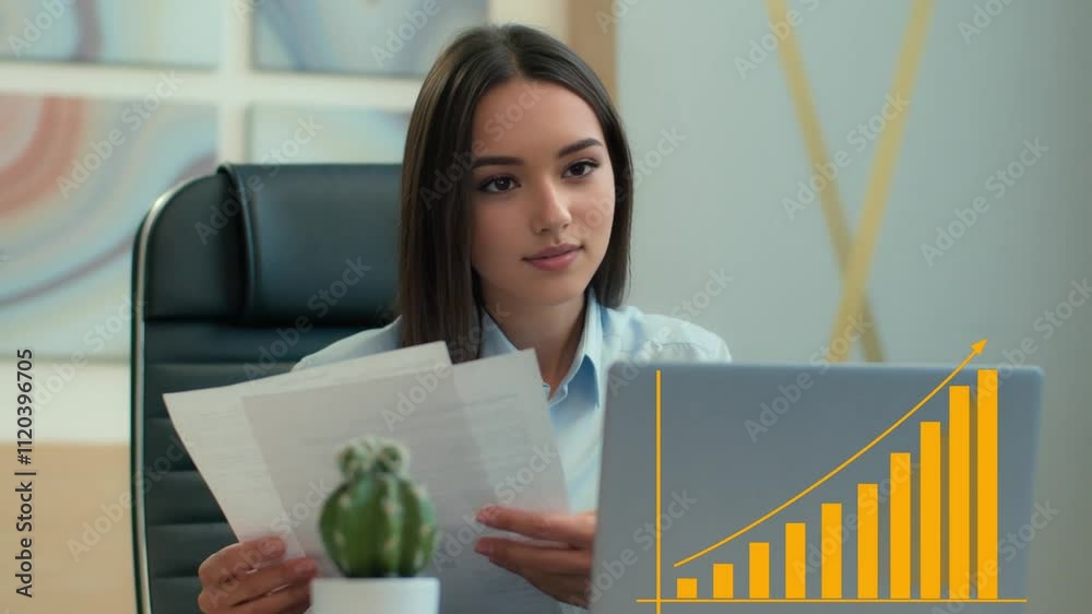 Vídeo do Stock: Mujer jóven analizando el éxito de su negocio, mira sus planillas y su laptop ...