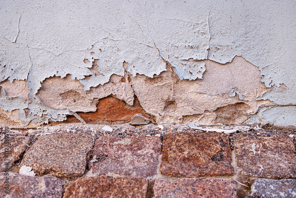 Poster Weathered wall with cracked and peeling paint deteriorating ...