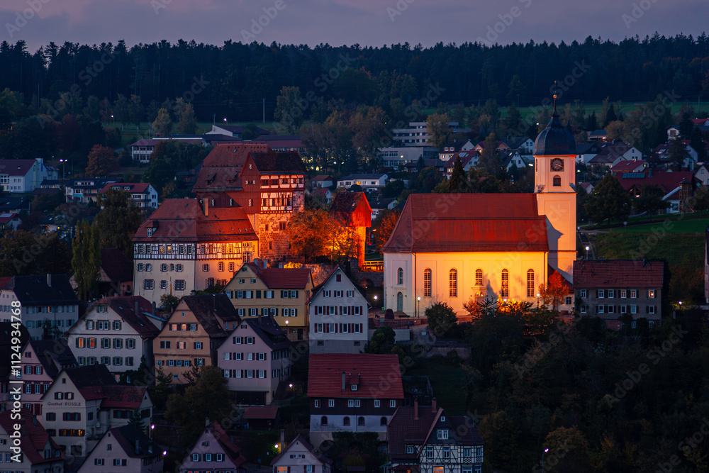Altstadt und Evangelische Stadtkirche in der Nacht beleuchtet in der ...
