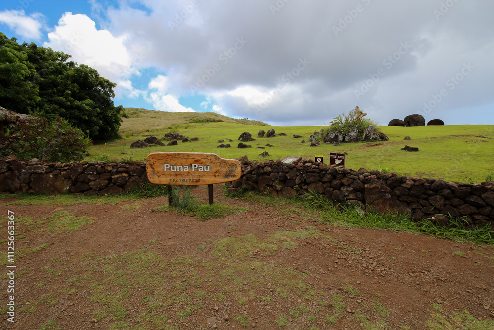 Cartel con nombre Puna Pau, ubicado a la entrada del sitio arqueológico ...