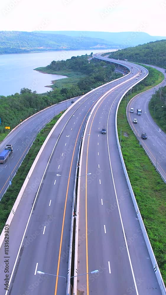 Elevated expressway running on the expressway vídeo de Stock | Adobe Stock