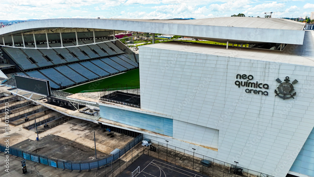 Foto da fachada da Neo Química Arena, com o logo do Corinthians em ...
